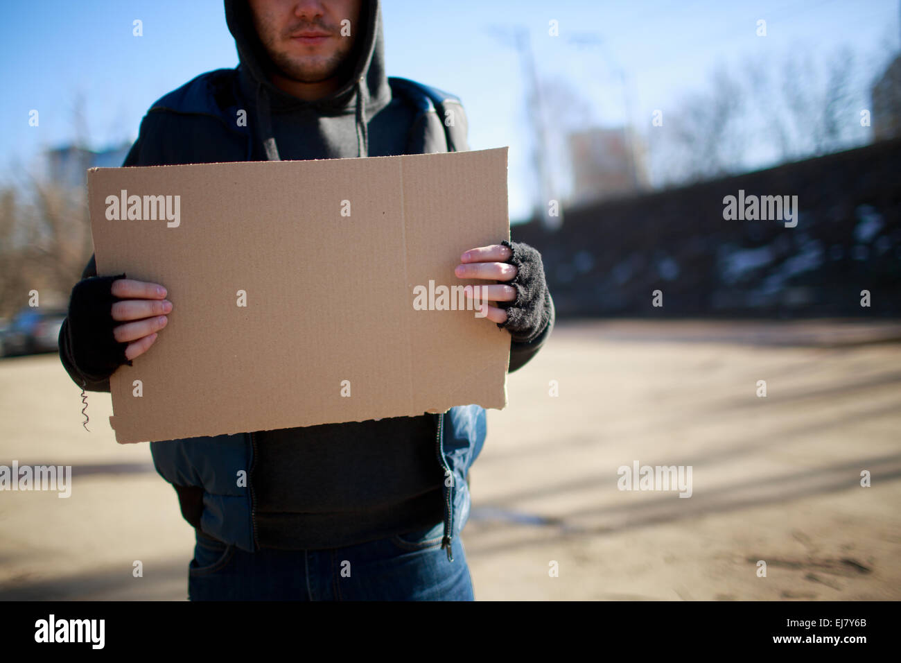 Hands homeless cardboard sign hi-res stock photography and images - Alamy