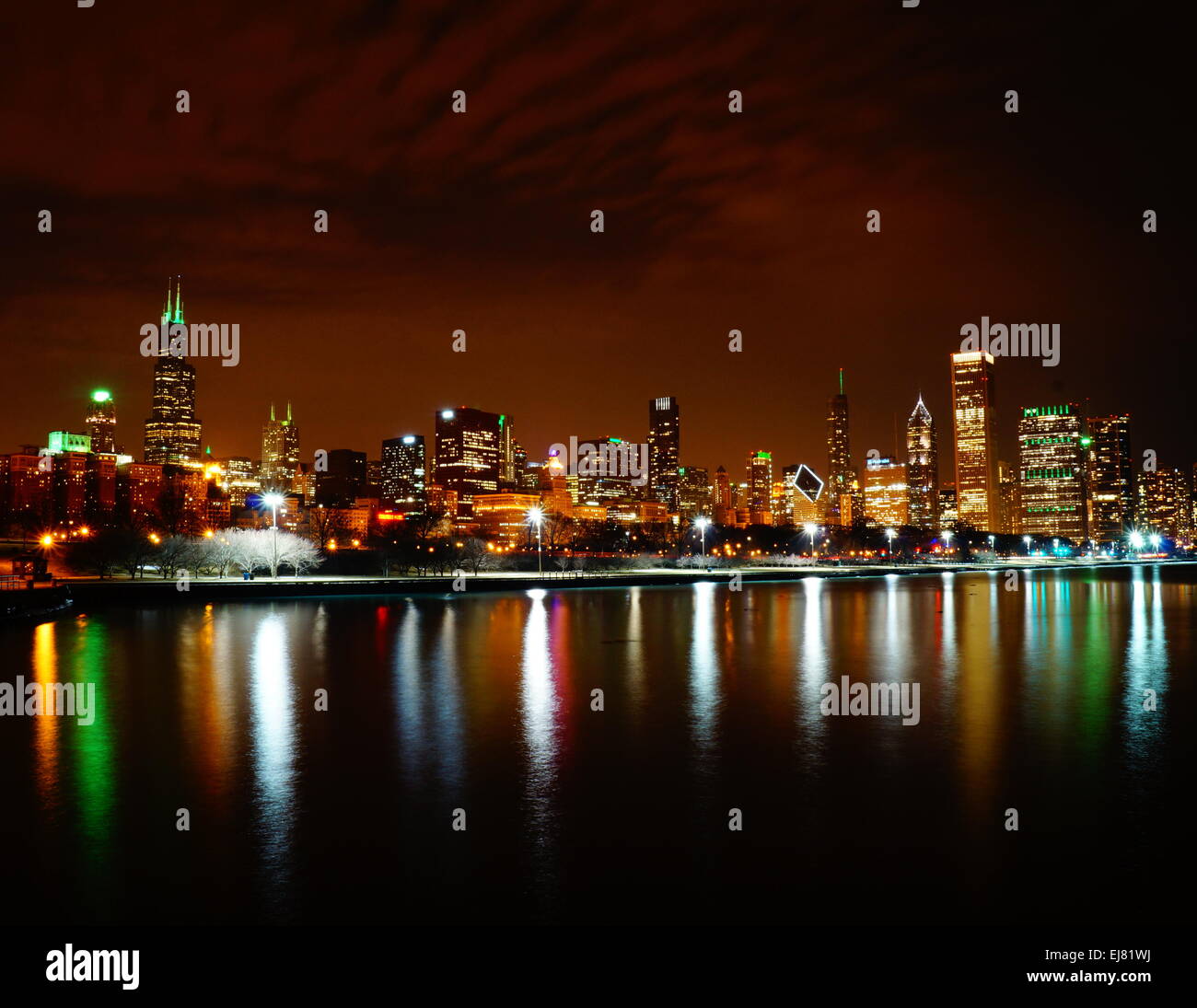 Beautiful Chicago city-scape at night Stock Photo - Alamy