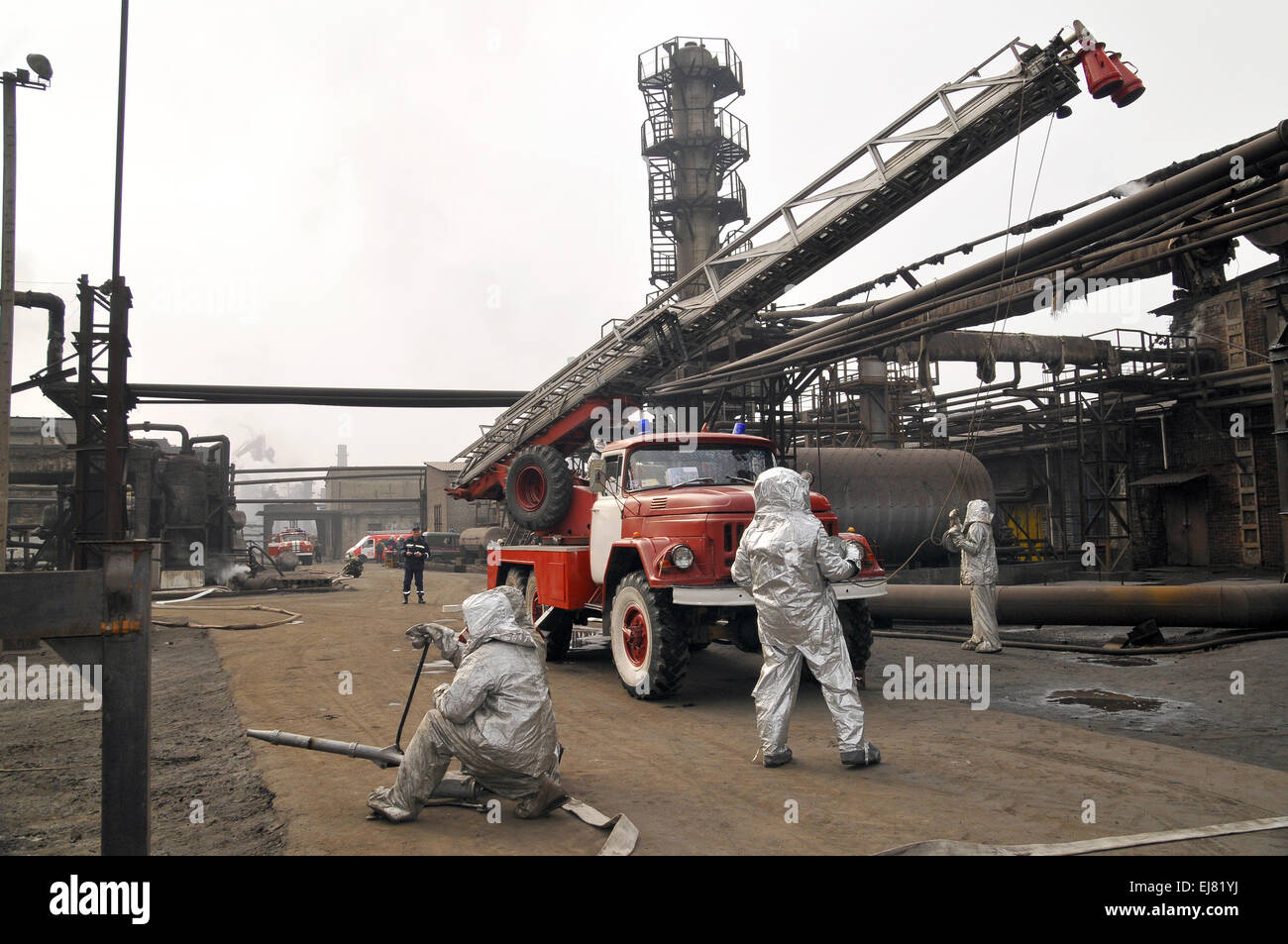 Rescue workers hi-res stock photography and images - Alamy