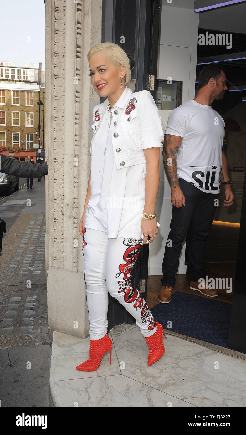 Rita Ora And Iggy Azalea Kiss