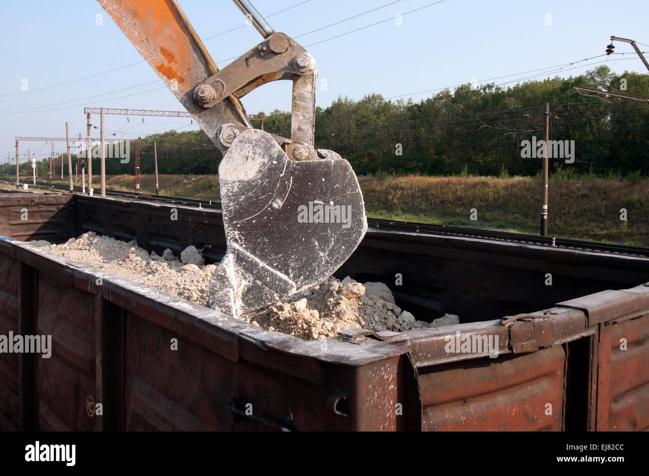 excavator loads gravel Stock Photo - Alamy