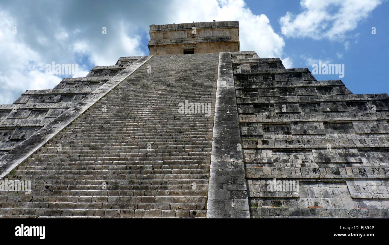 Kukulkan pyramid in Chichen Itza Stock Photo - Alamy