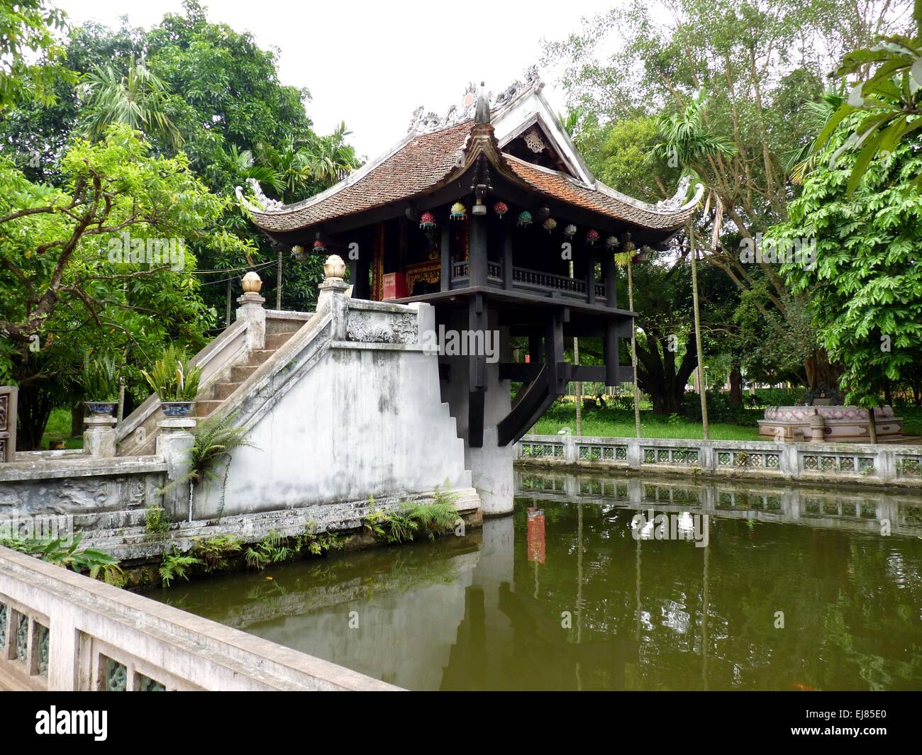 Chua Mot Cot Pagoda Stock Photo - Alamy