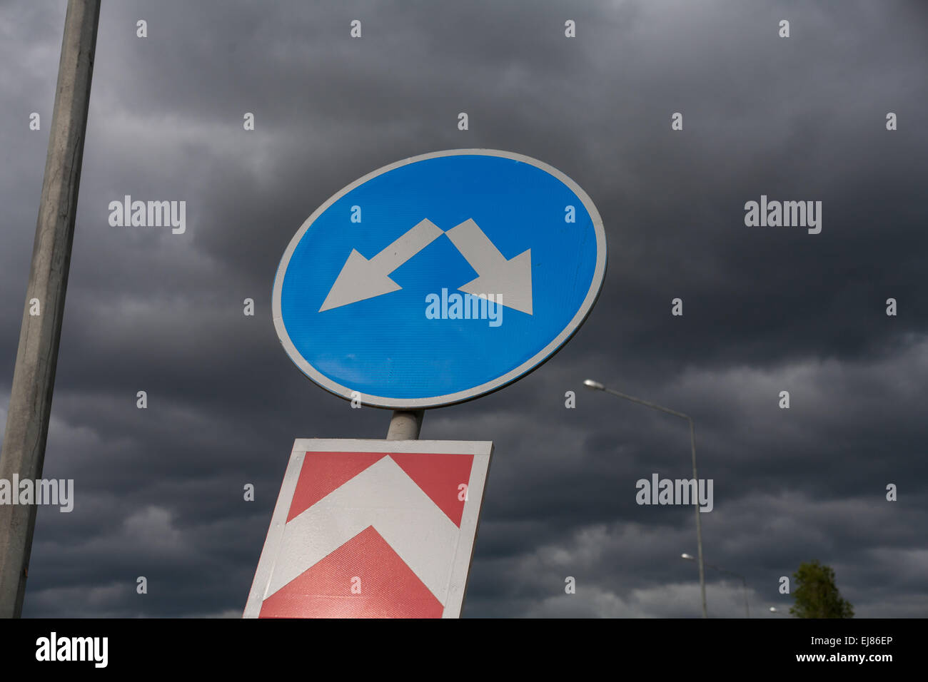 Windy road sign hi-res stock photography and images - Alamy