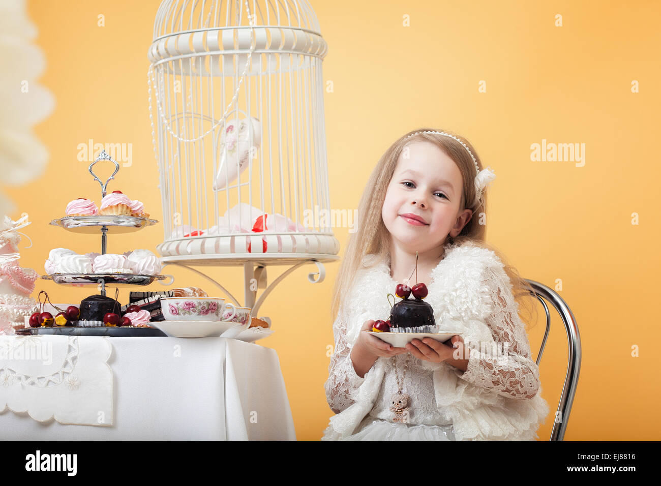 Posing for cake hi-res stock photography and images - Alamy