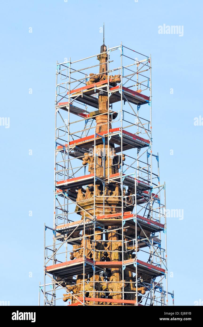 Builder on scaffolding tower hi-res stock photography and images - Alamy