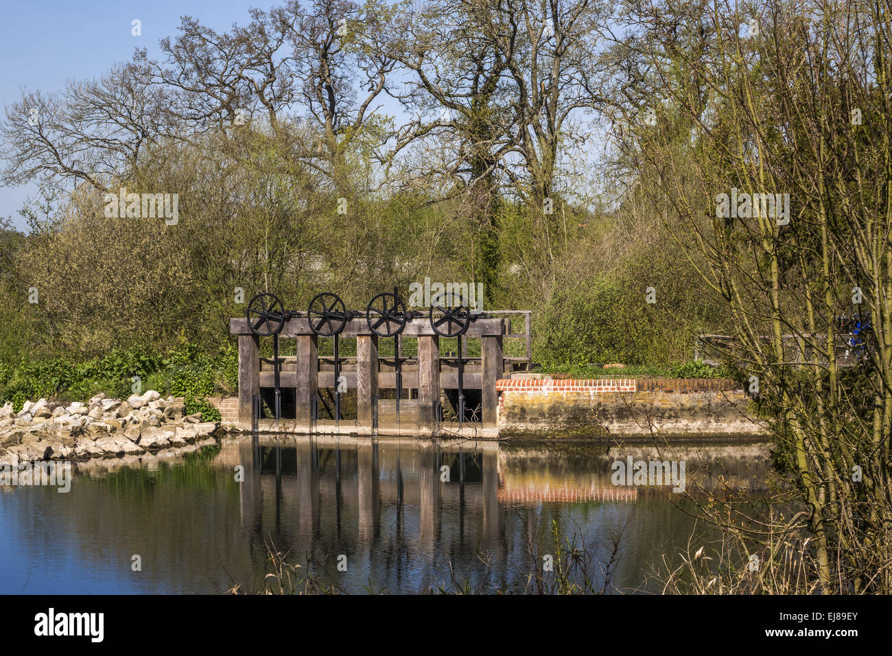 Sluice gates uk hi-res stock photography and images - Alamy