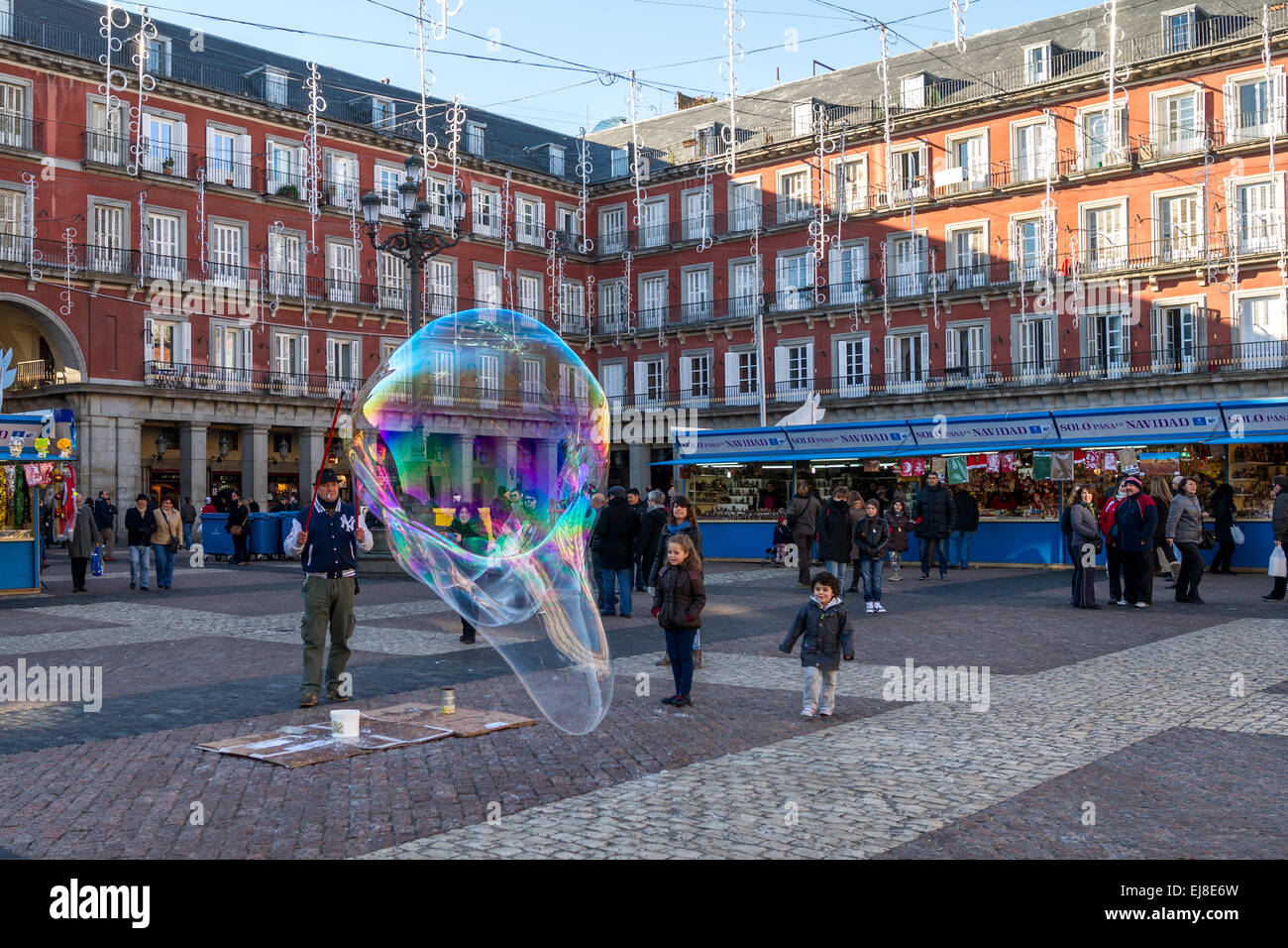 Bubbleologist performing at Plaza Mayor in Madrid Stock Photo - Alamy