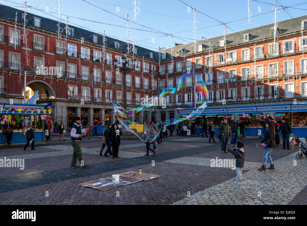 Bubbleologist performing at Plaza Mayor in Madrid Stock Photo - Alamy
