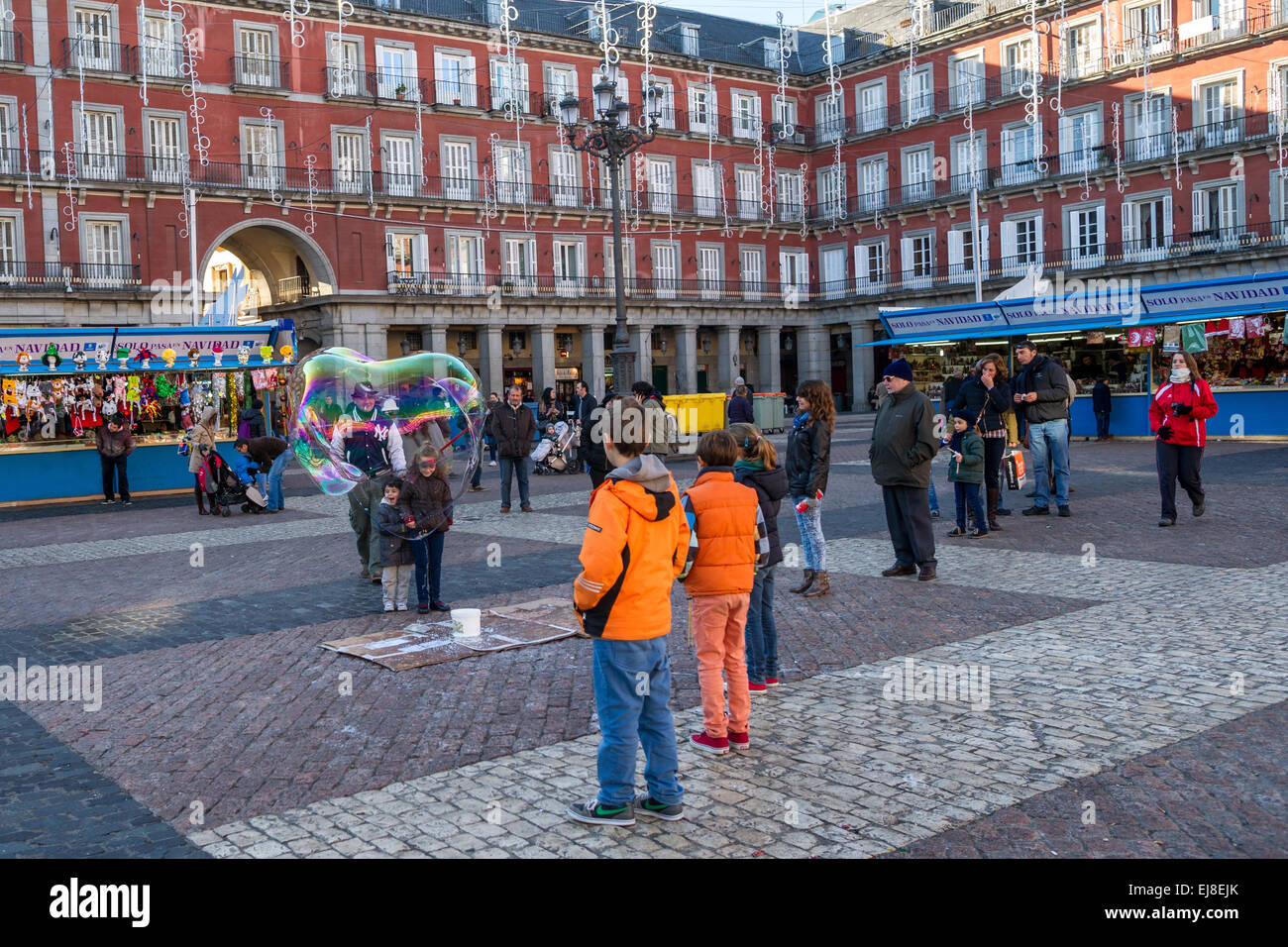 Bubbleologist performing at Plaza Mayor in Madrid Stock Photo - Alamy