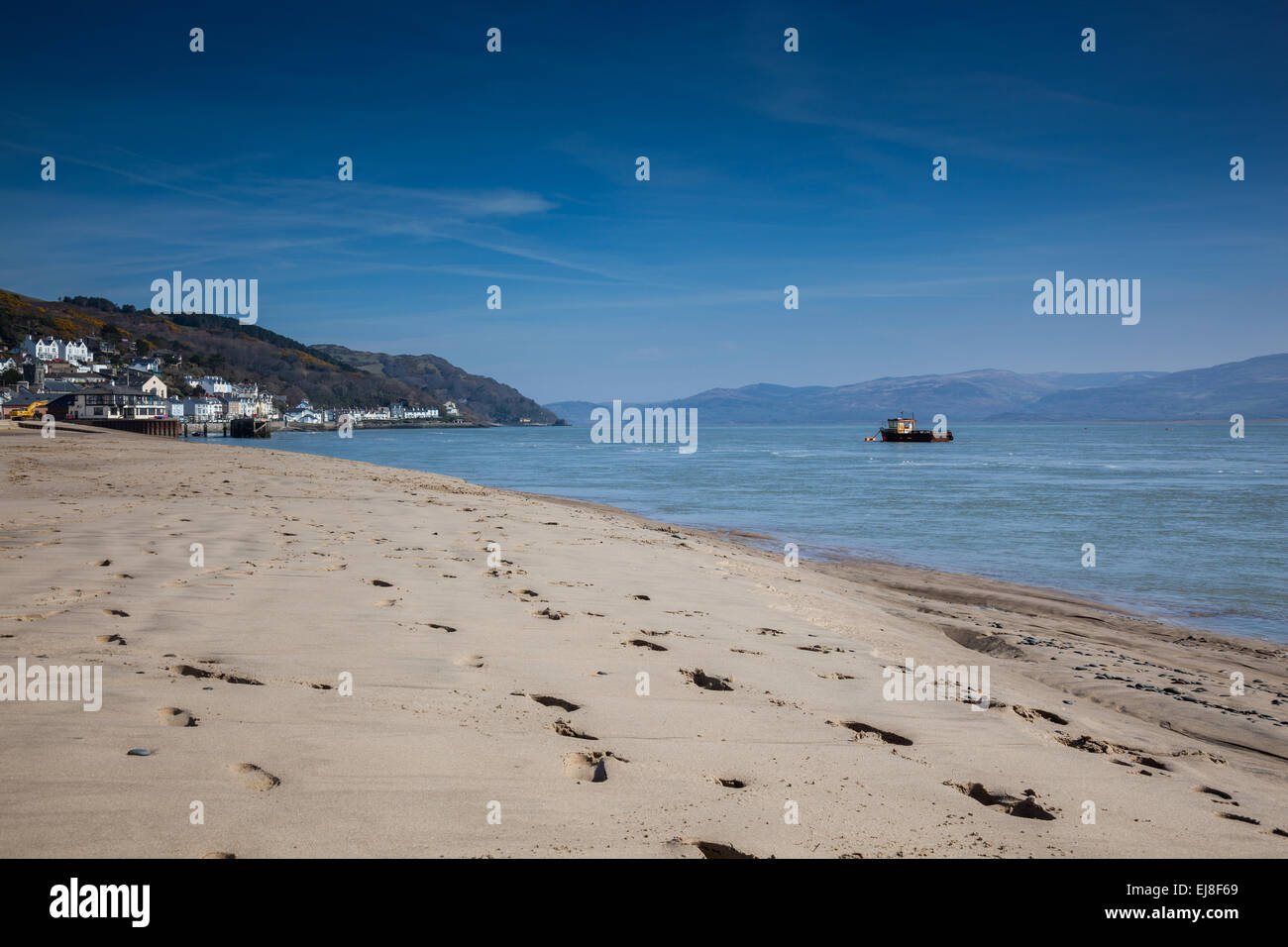 The beach and estuary of the River Dovey at Aberdovey, Gwynedd, Wales ...