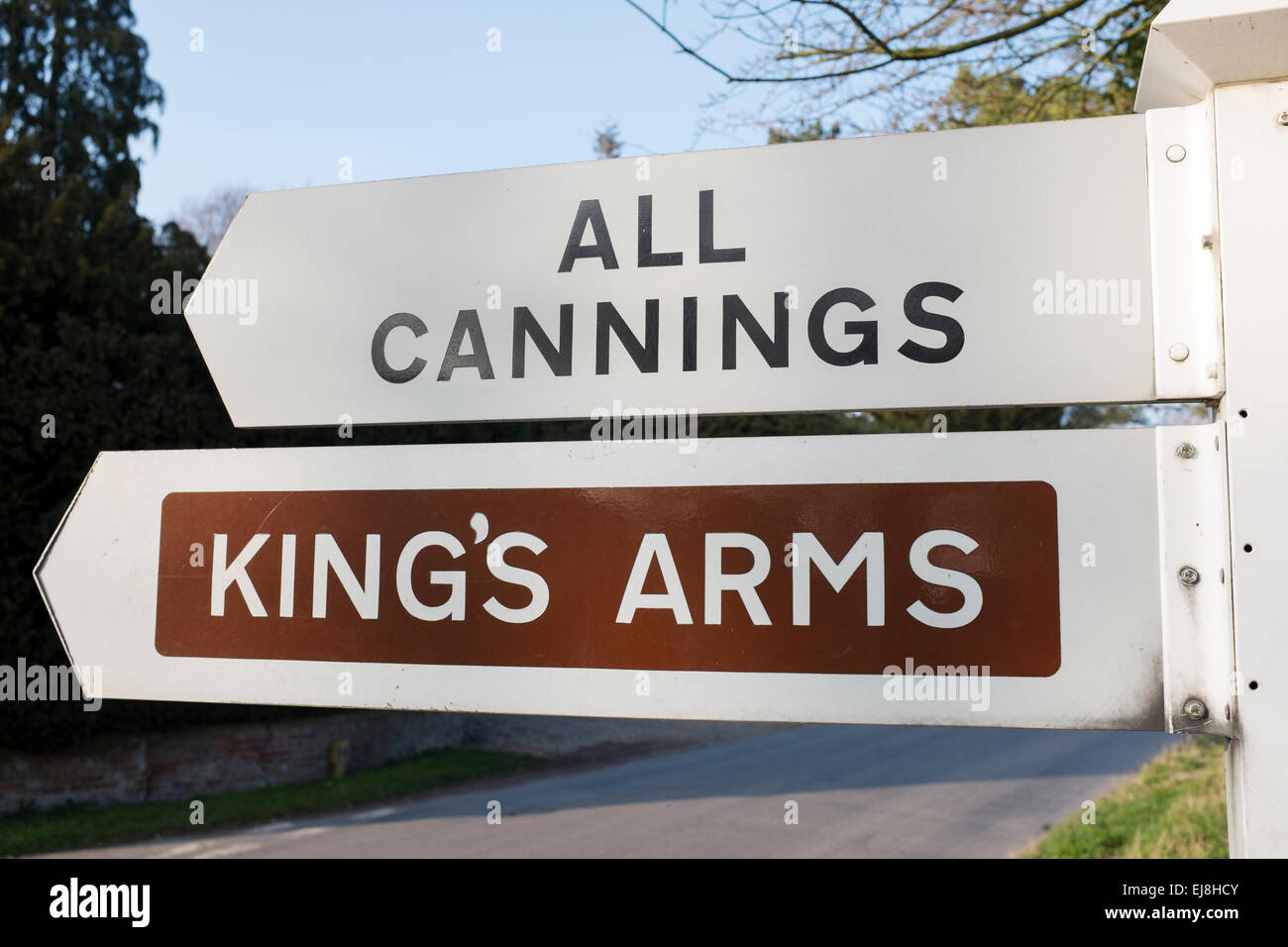 Kings arms public house hi-res stock photography and images - Alamy