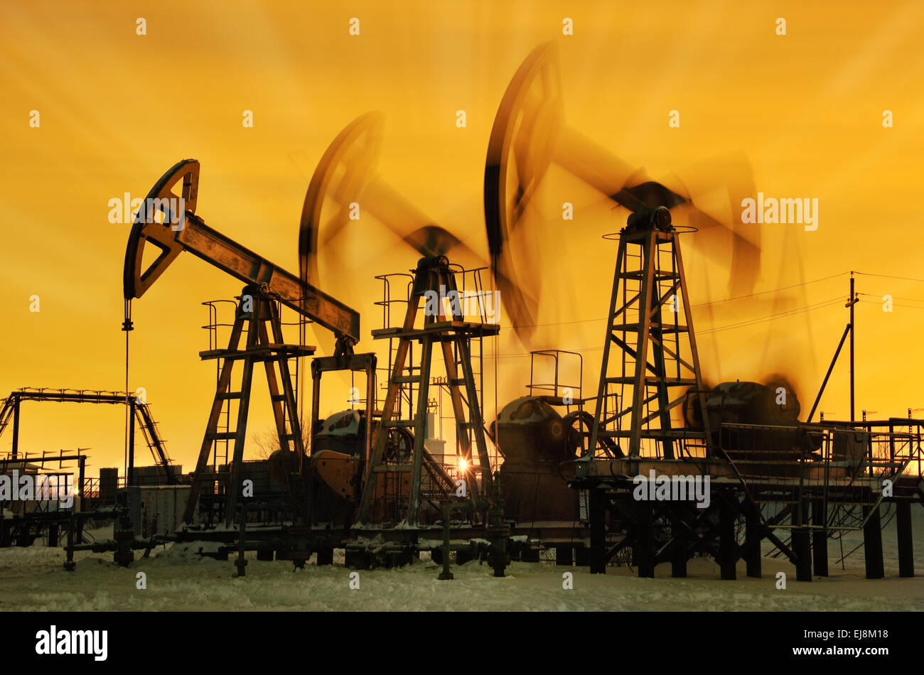 Pump jacks hi-res stock photography and images - Alamy
