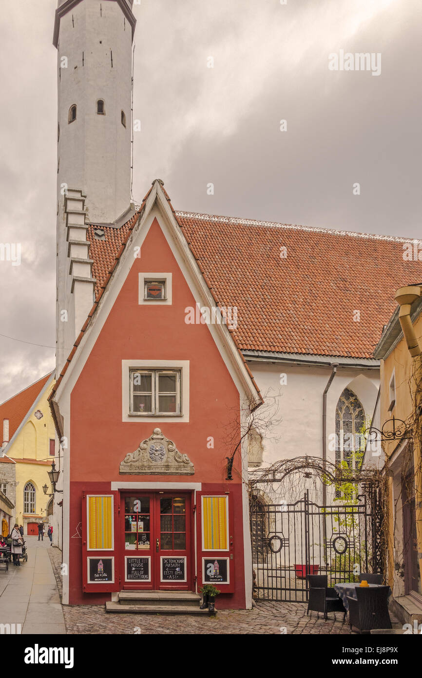 Little red house hi-res stock photography and images - Alamy