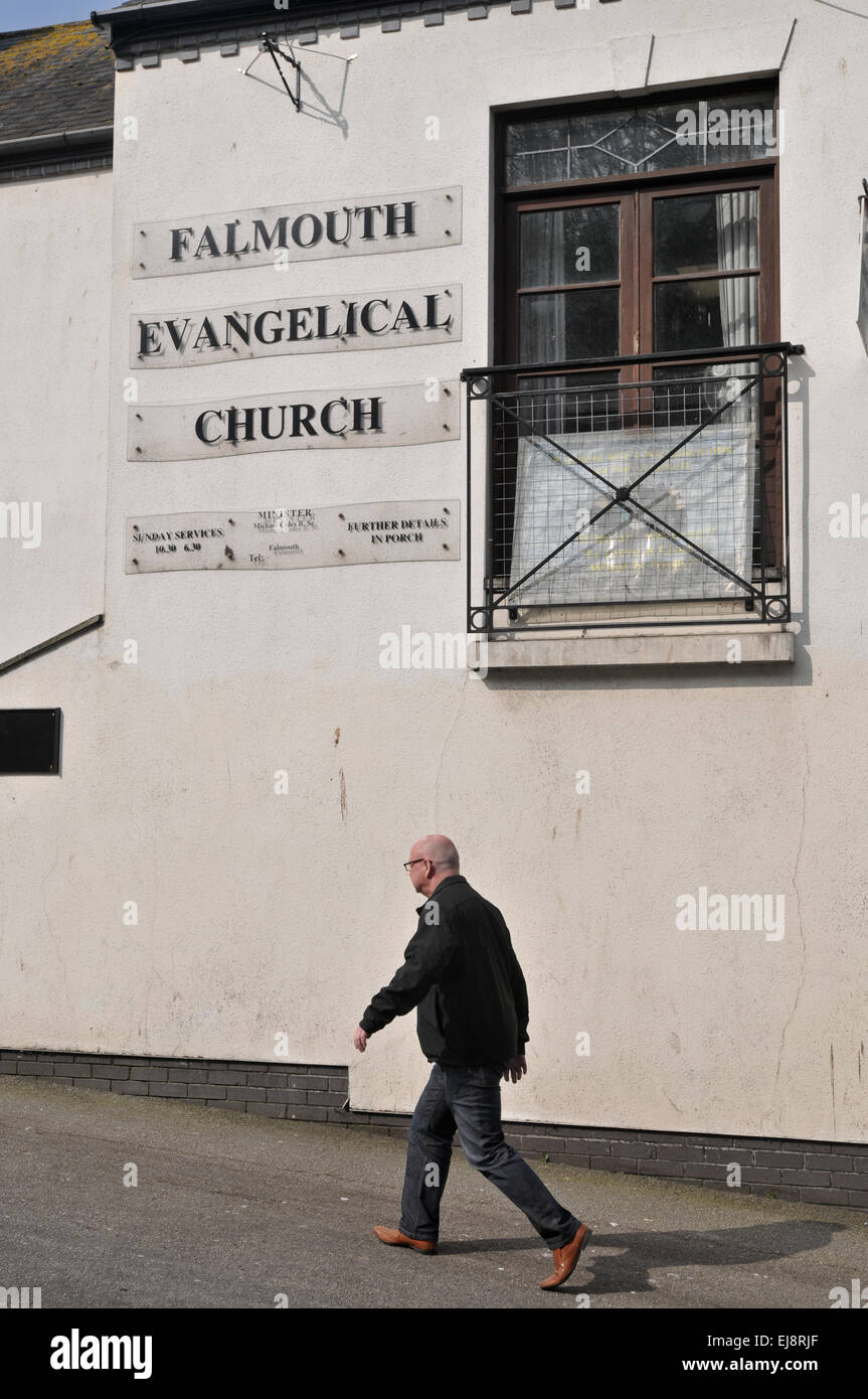 People walking past church hi-res stock photography and images - Alamy