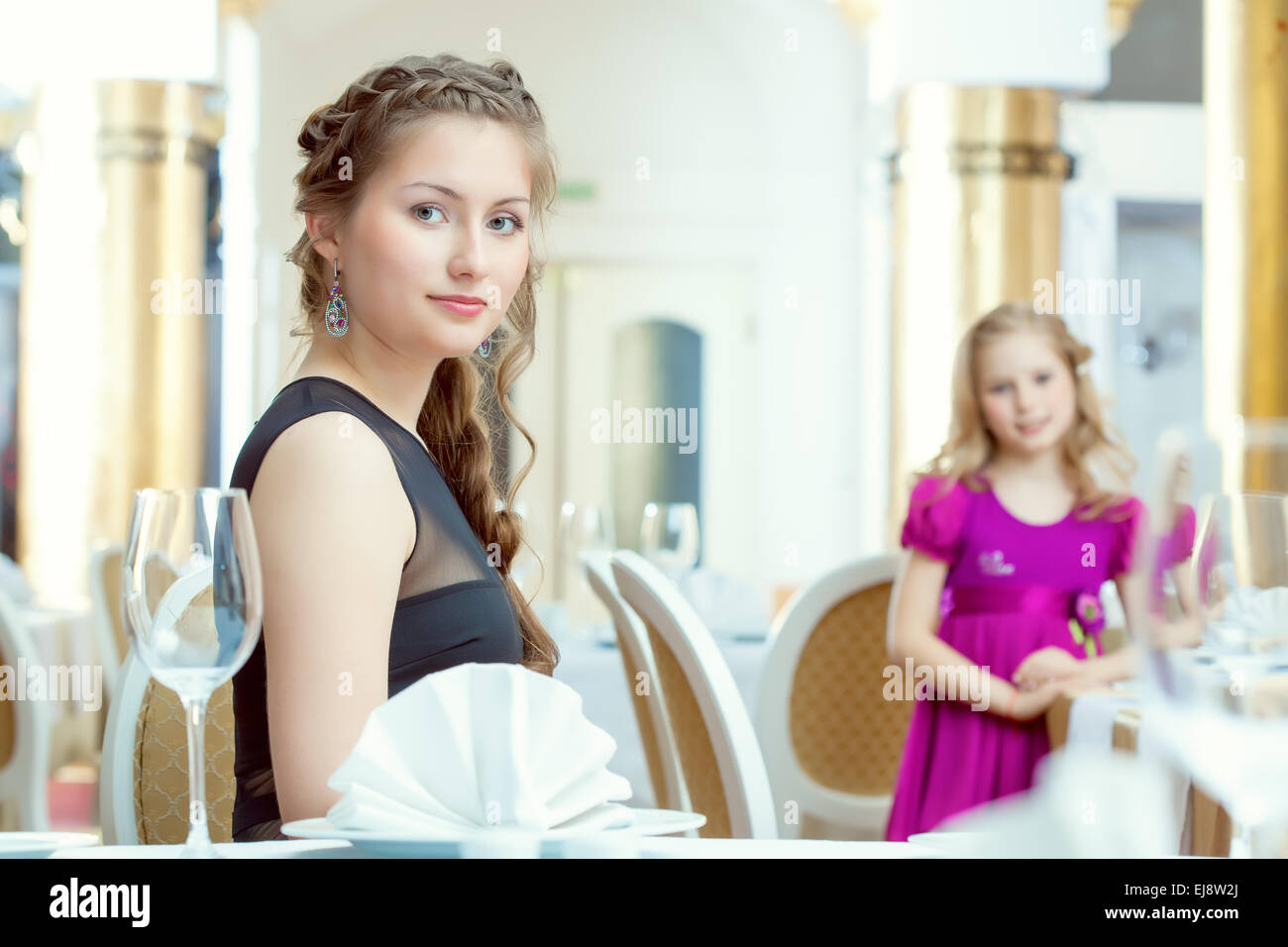 Two pretty little young sisters hi-res stock photography and images - Alamy