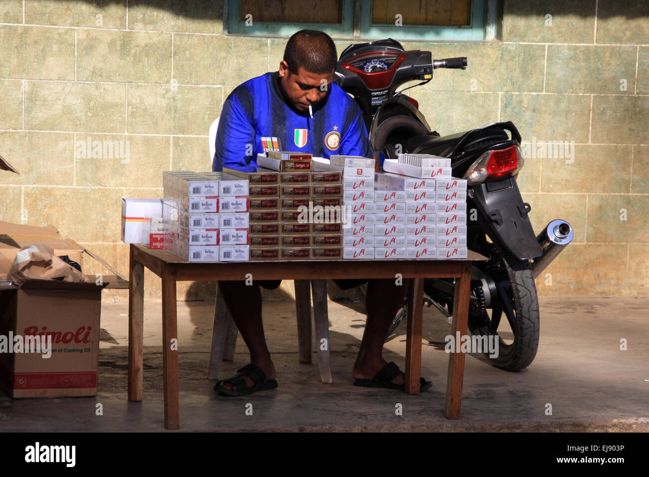 Marlboro cigarettes hi-res stock photography and images - Alamy