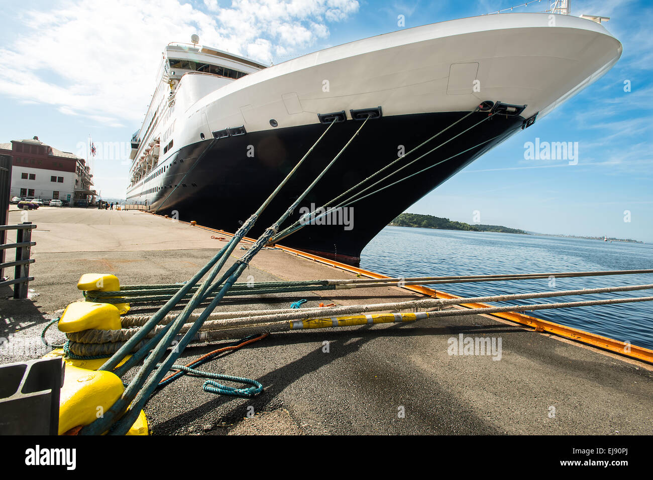 Moored cruise ship ropes Stock Photo - Alamy