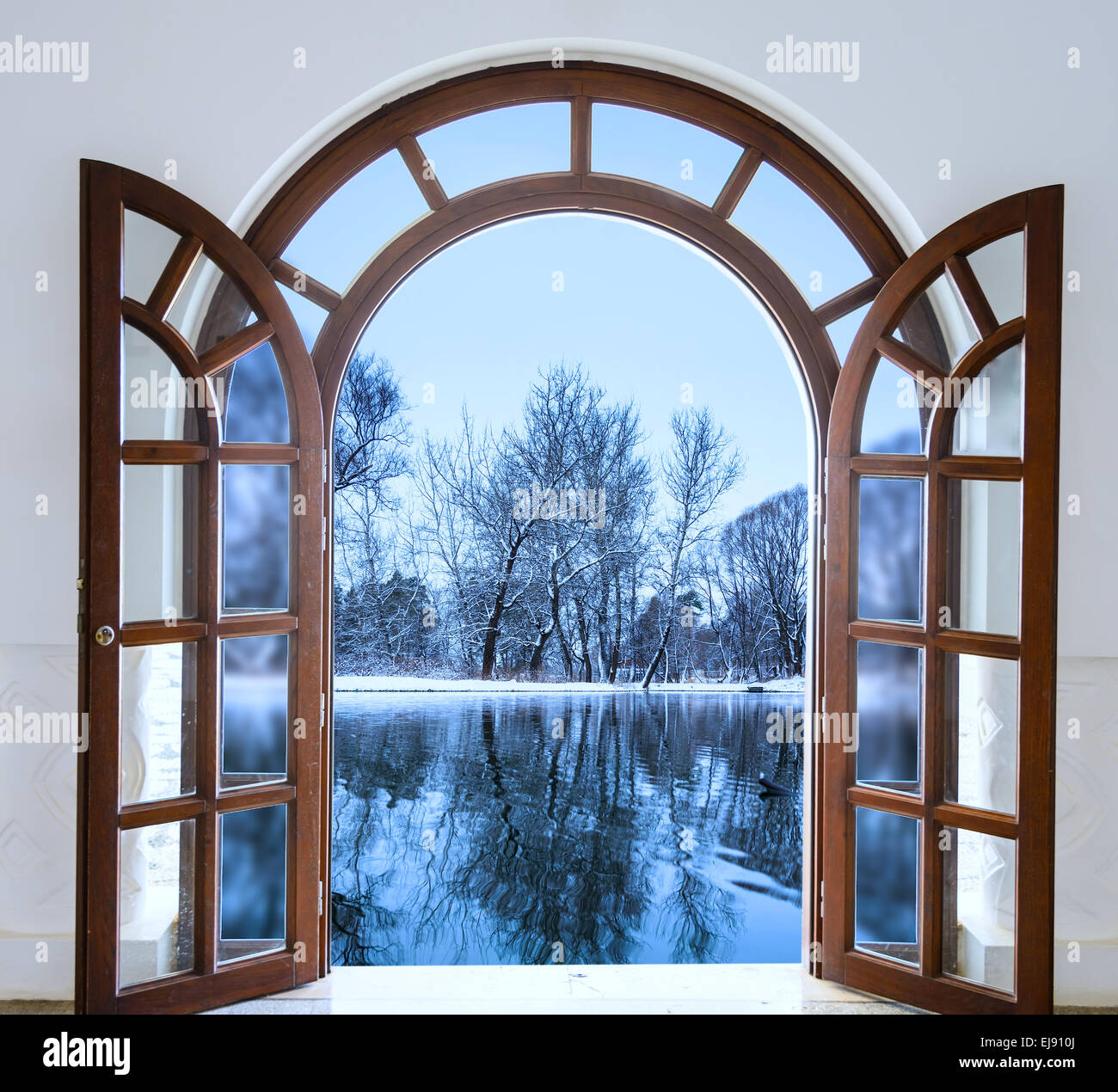 open door and a winter forest Stock Photo - Alamy