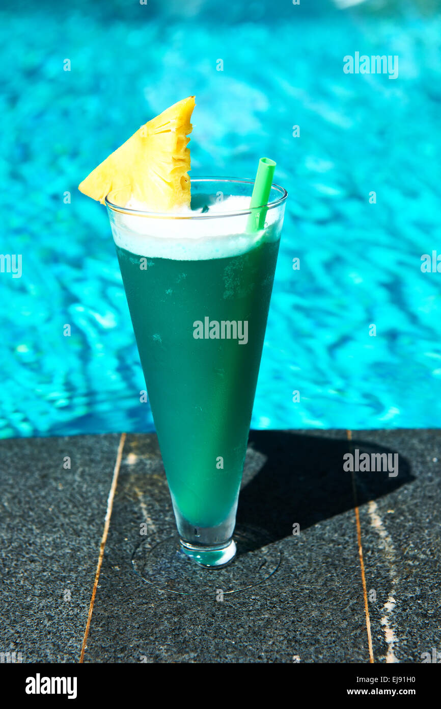 Cocktail near swimming pool Stock Photo - Alamy