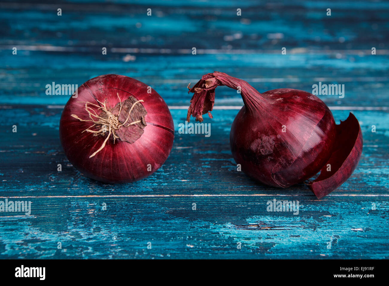 Many red onions hi-res stock photography and images - Alamy