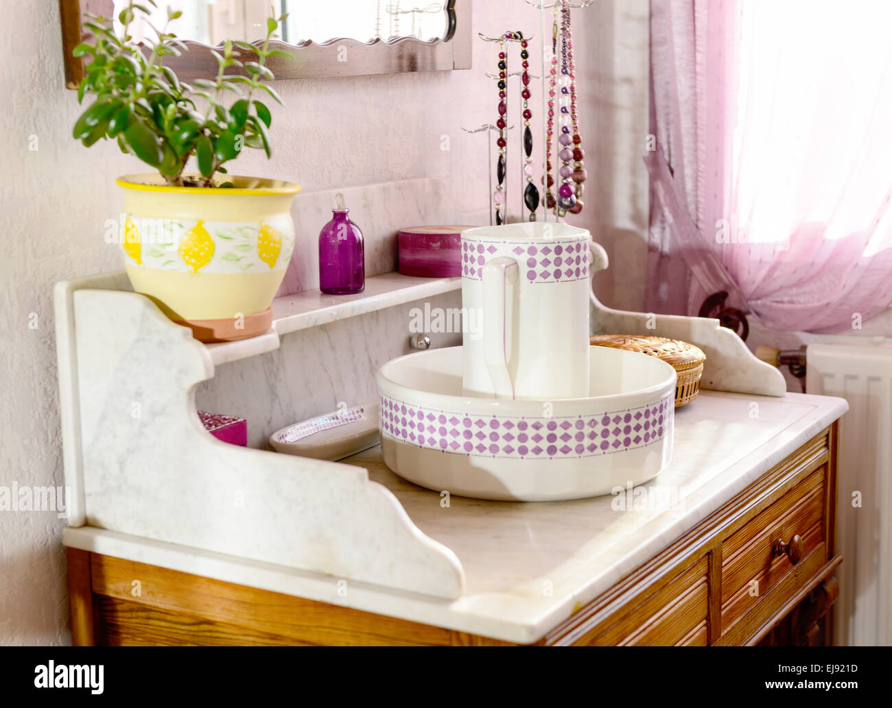 Wash basin and pitcher hi-res stock photography and images - Alamy