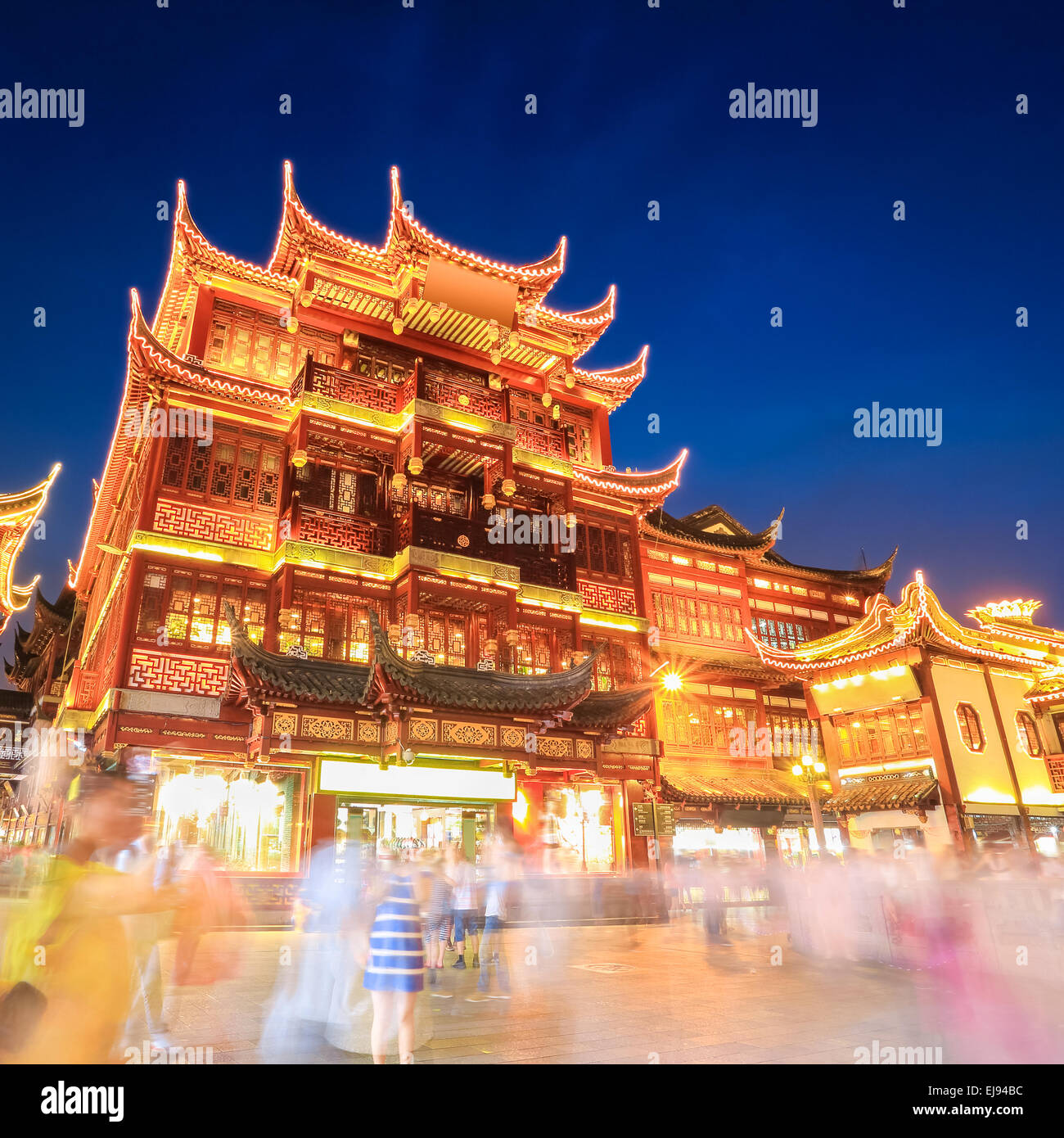shanghai yuyuan garden at night Stock Photo - Alamy