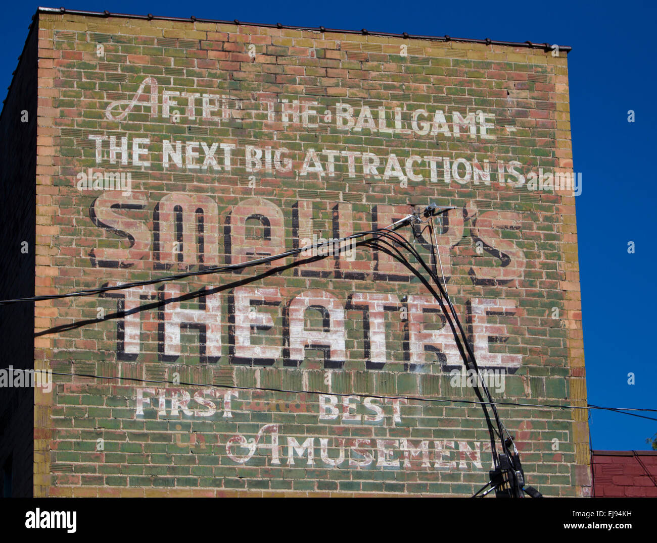 Building side painted hi-res stock photography and images - Alamy