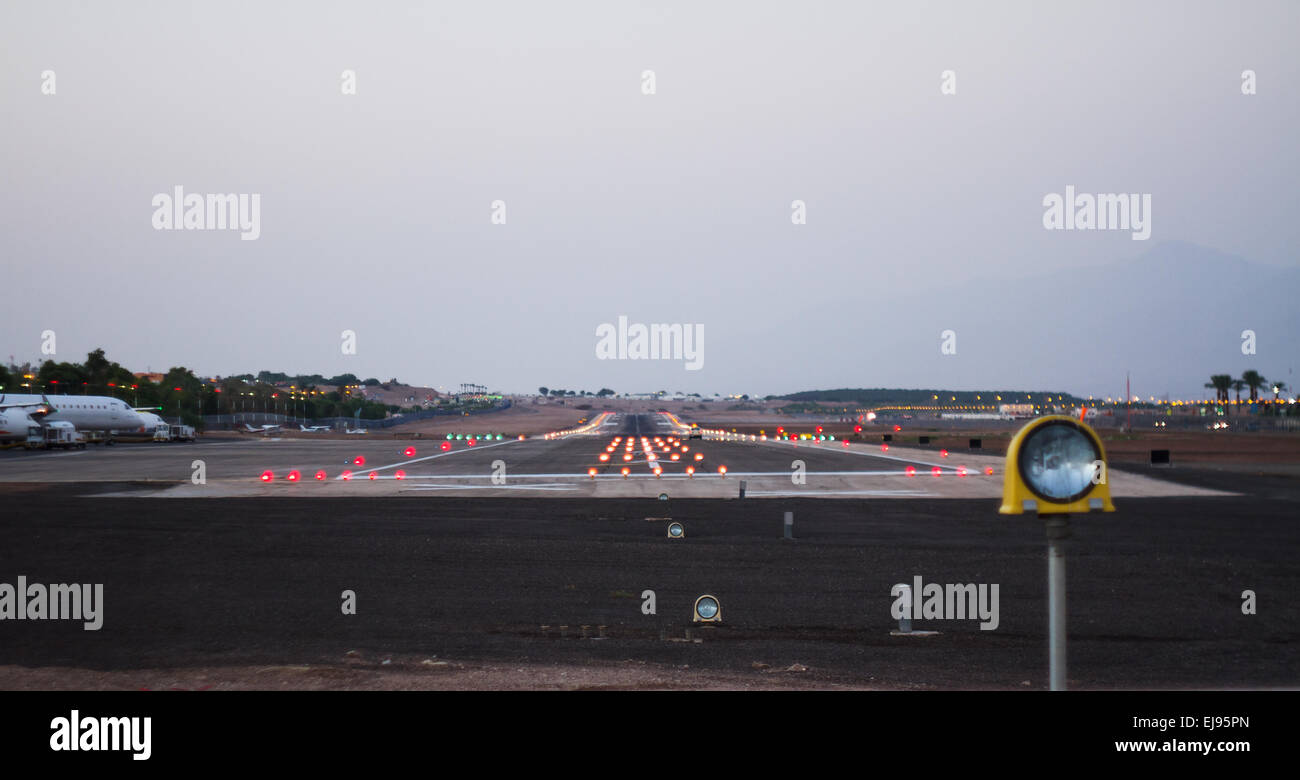 Horizon airport runway hi-res stock photography and images - Alamy