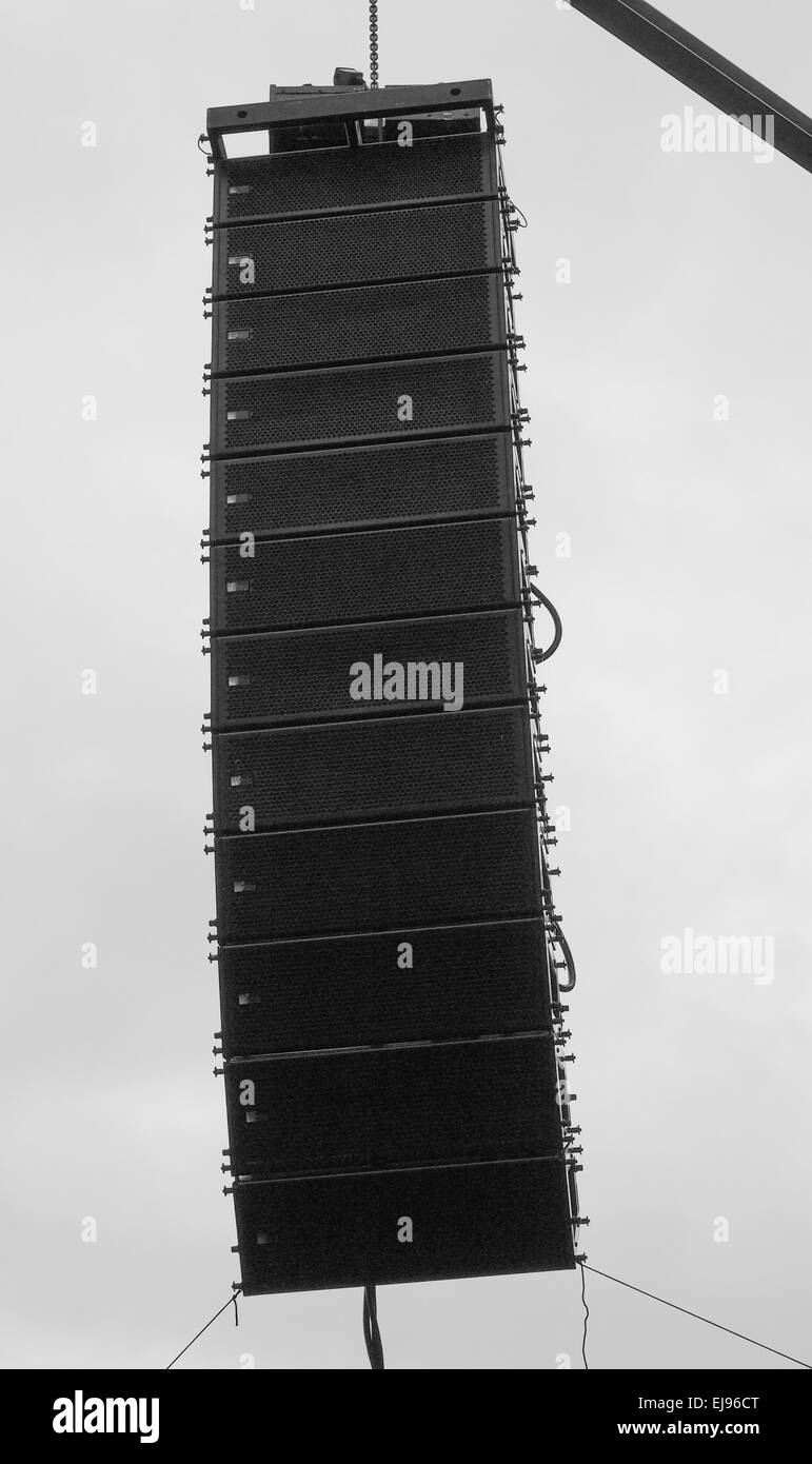 Line array speakers hi-res stock photography and images - Alamy