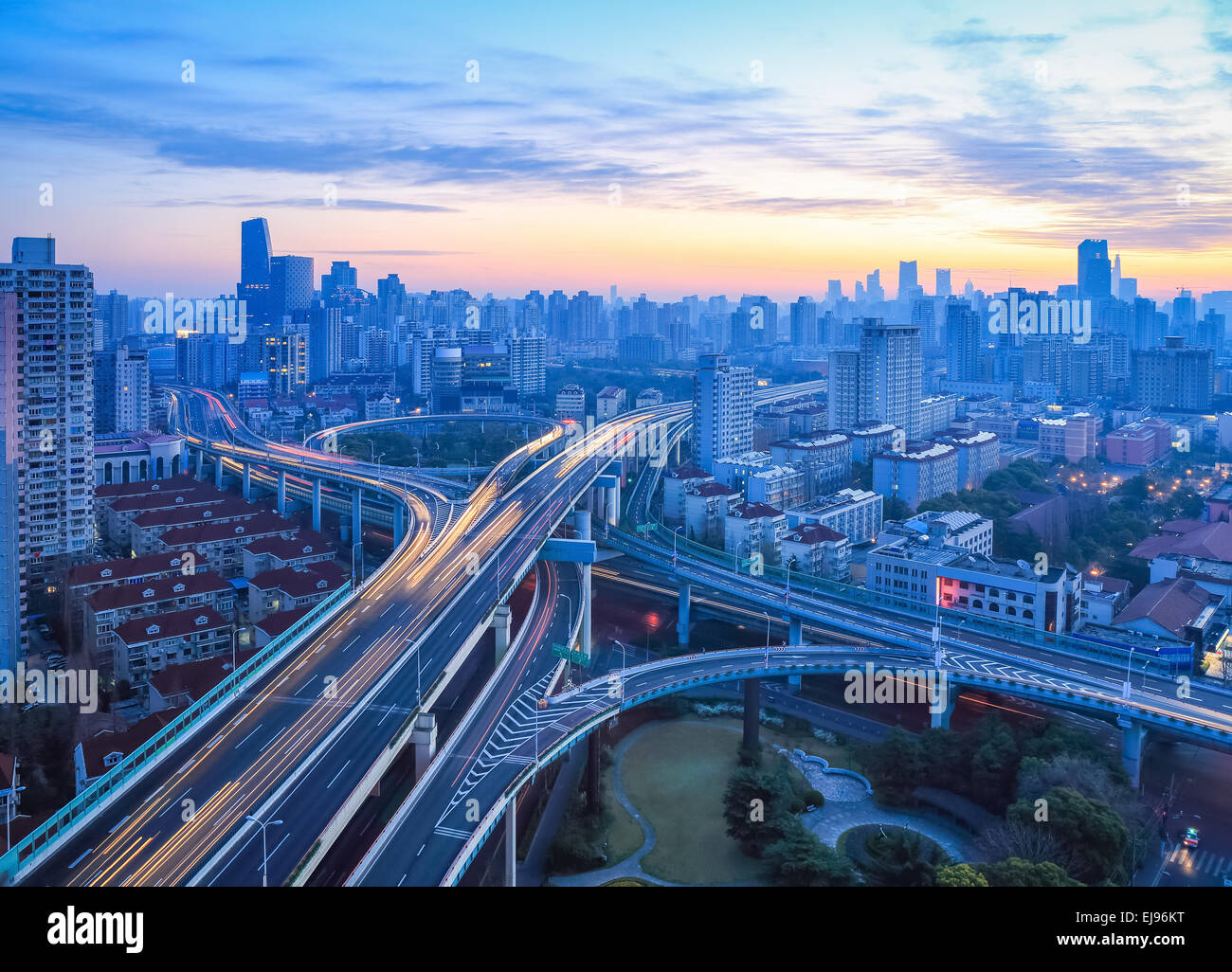 Modern city overpass dawn hi-res stock photography and images - Alamy