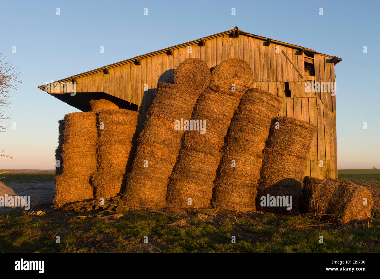 Wooden hay barn hi-res stock photography and images - Alamy