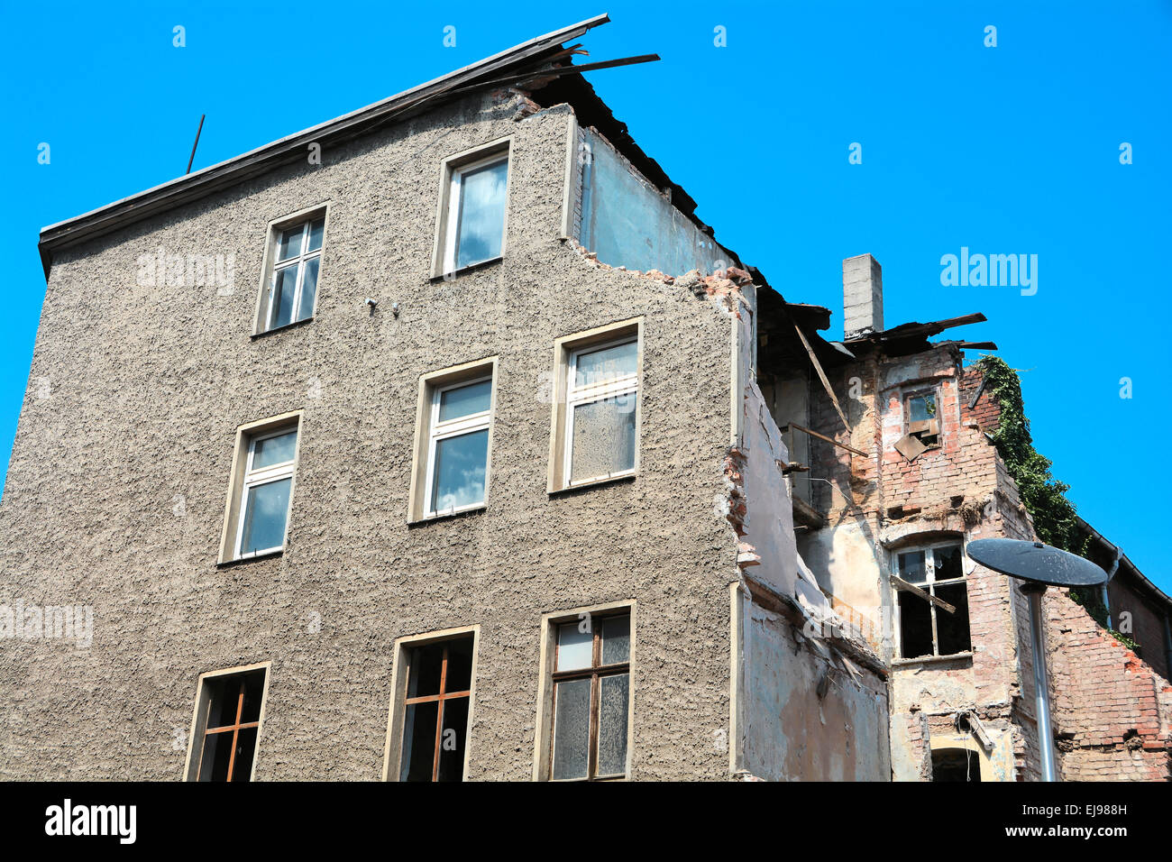 Collapsed building facade hi-res stock photography and images - Alamy