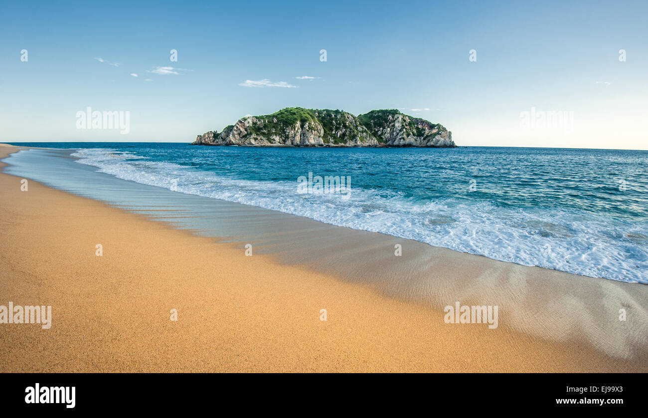 Cacaluta beach in Huatulko, Oaxaca, Mexico Stock Photo - Alamy