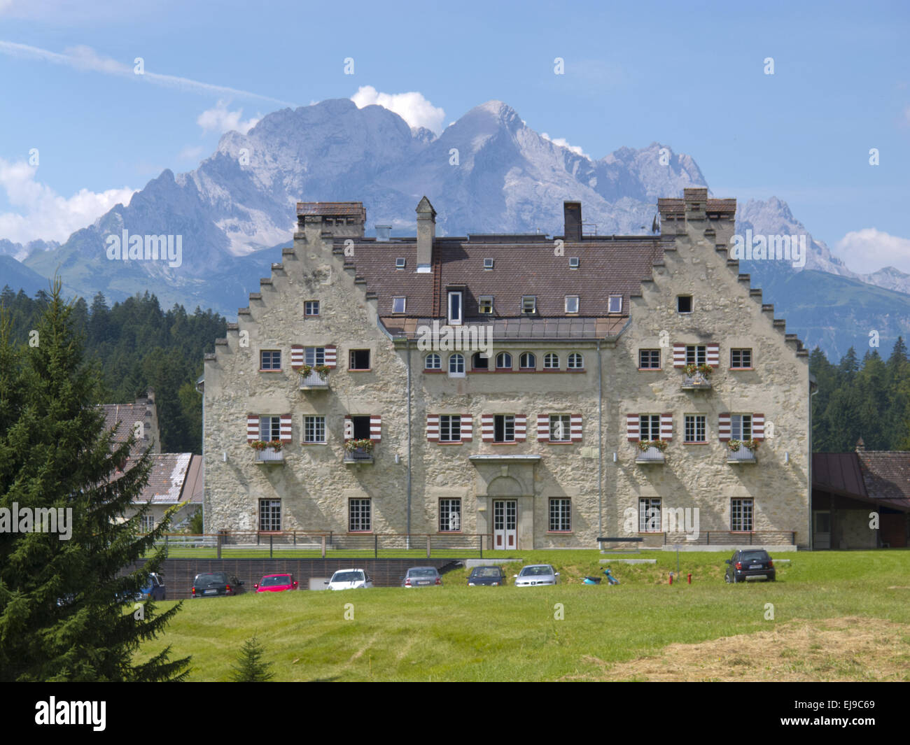 Castle elmau and wetterstein mountains hi-res stock photography and ...