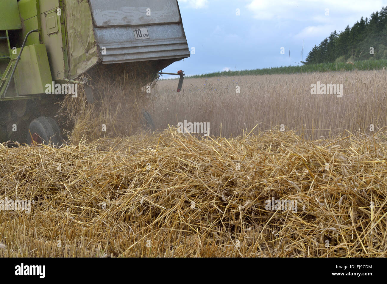 Crop harvester hi-res stock photography and images - Alamy