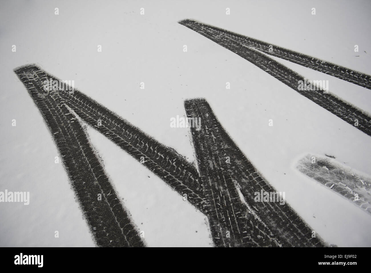 Tire tracks in snow Stock Photo - Alamy