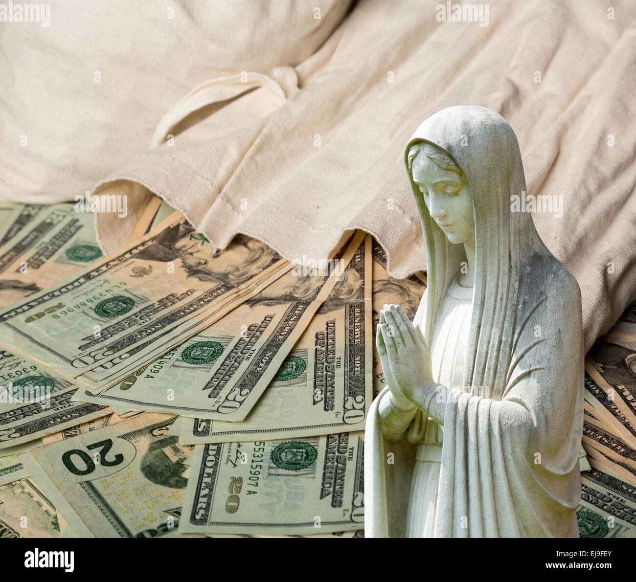 Praying statue hi-res stock photography and images - Alamy