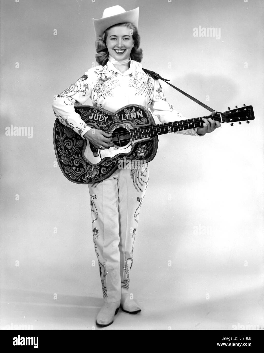 JUDY LYNN (1936-2010) Promotional photo of US Country singer about 1965 ...