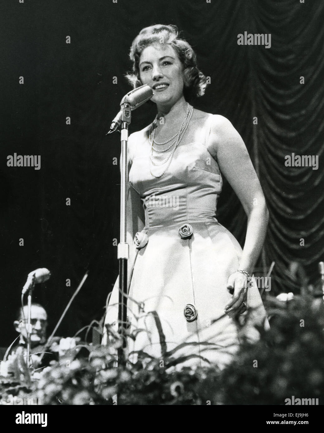 VERA LYNN English singer about 1950 Stock Photo - Alamy