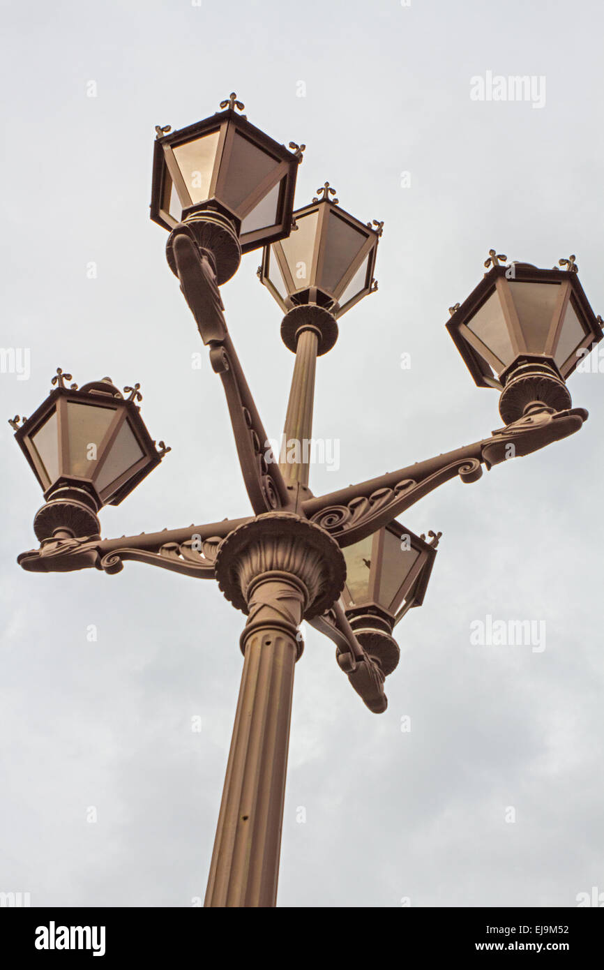 Single streetlight hi-res stock photography and images - Alamy