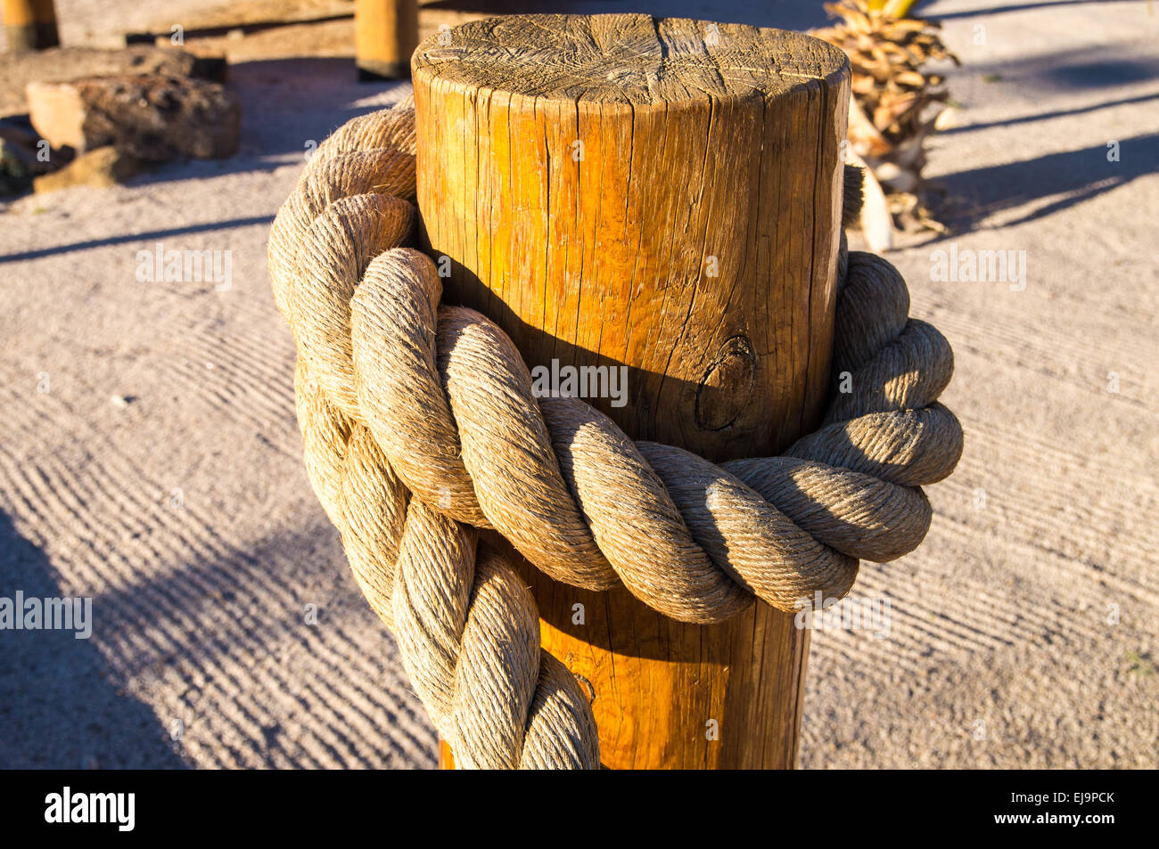Rope tied post hi-res stock photography and images - Alamy