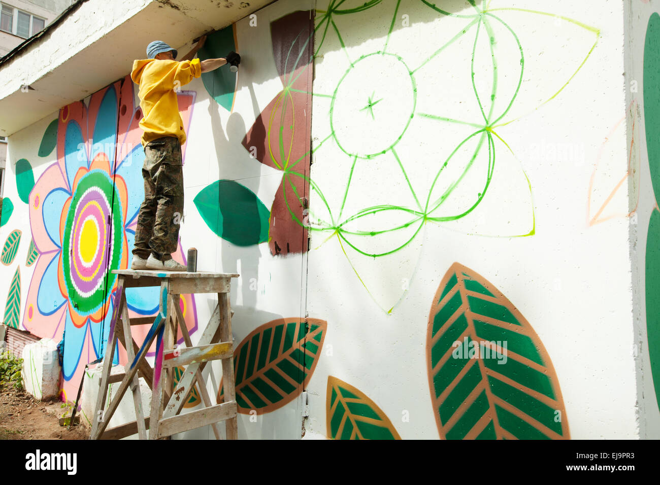 Image of graffiti artist working on street Stock Photo - Alamy