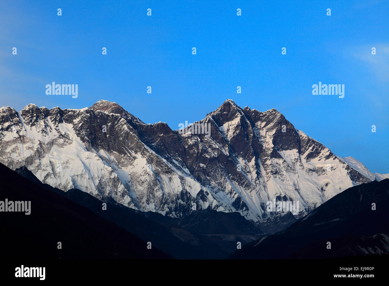 Sunset over the Snow Capped Mount Everest mountain, Everest base camp ...