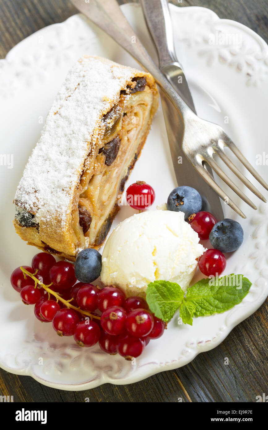Strudel plate hi-res stock photography and images - Alamy