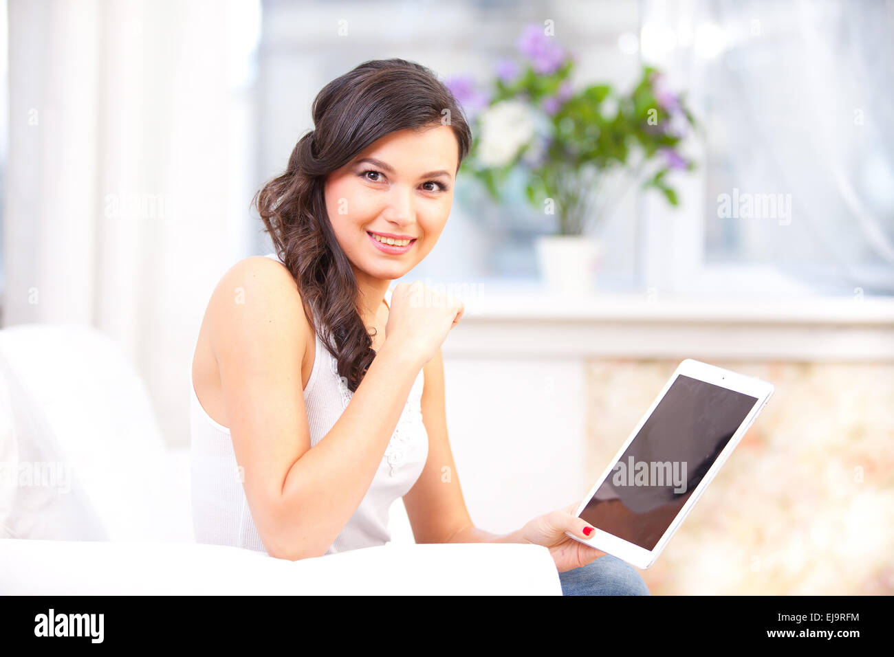 Tablet reading smiling hi-res stock photography and images - Alamy