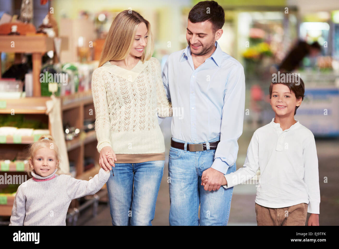 Supermarket customer children hi-res stock photography and images - Alamy