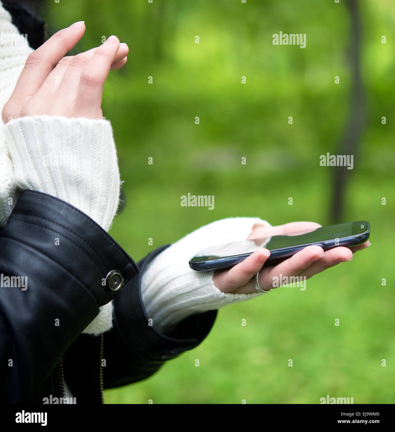 hands with phone Stock Photo - Alamy