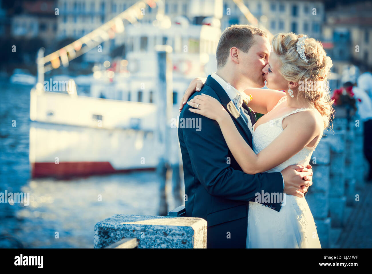 Kissing couple hi-res stock photography and images - Alamy