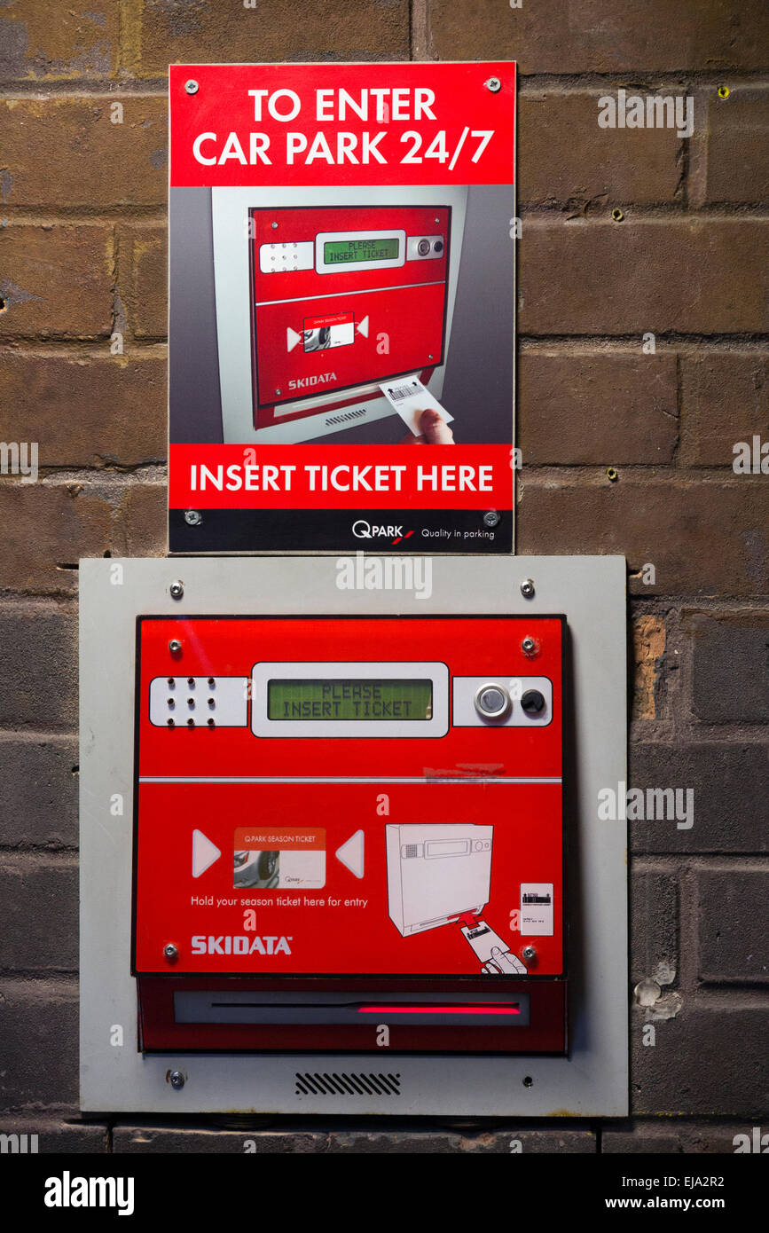 Car open door carpark hi-res stock photography and images - Alamy